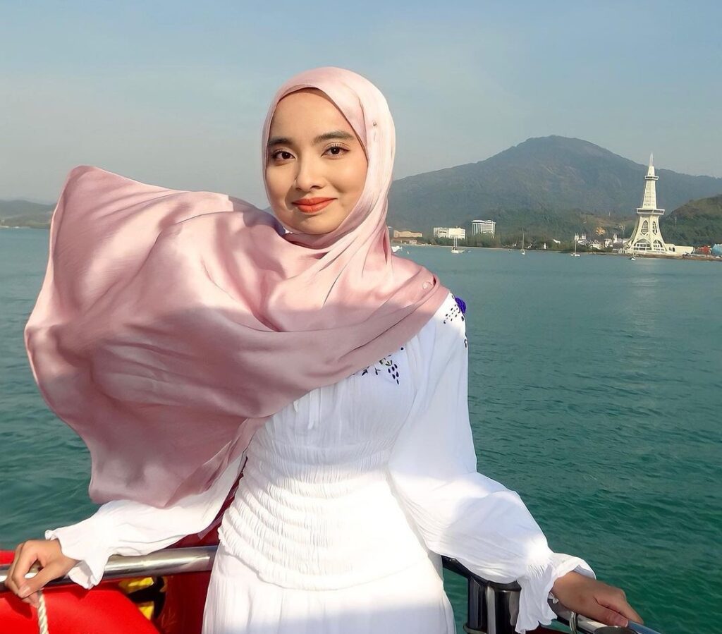 The Singing Pilot : Farah Rose Mahu Mekar - Gayah : Gaya Hidup & Hiburan