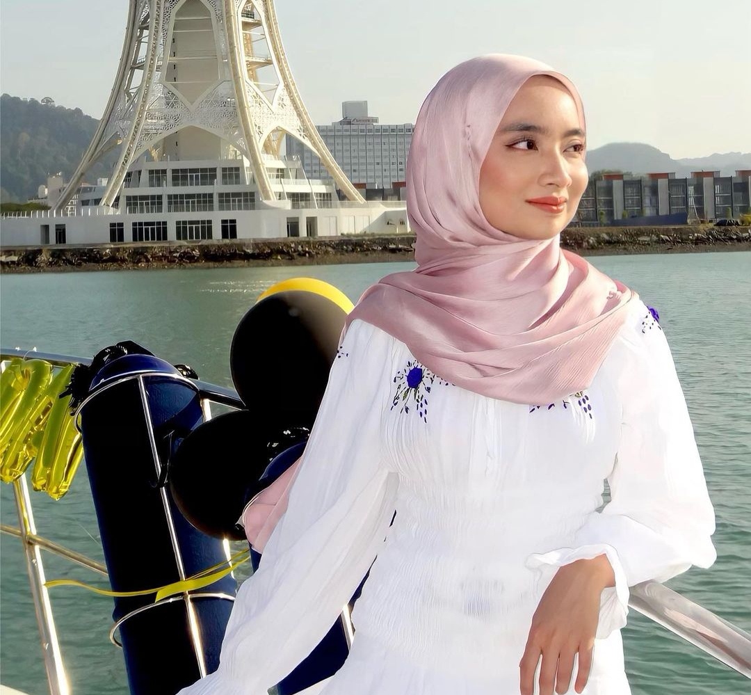 The Singing Pilot : Farah Rose Mahu Mekar - Gayah : Gaya Hidup & Hiburan