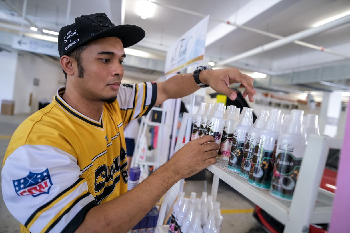 Selebriti Seronok Jumpa Peminat Di Carboot Sale DXN Cyberville - GIT ...